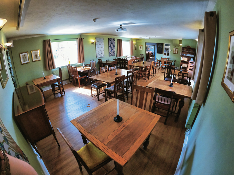 The Pub – The Three Horseshoes